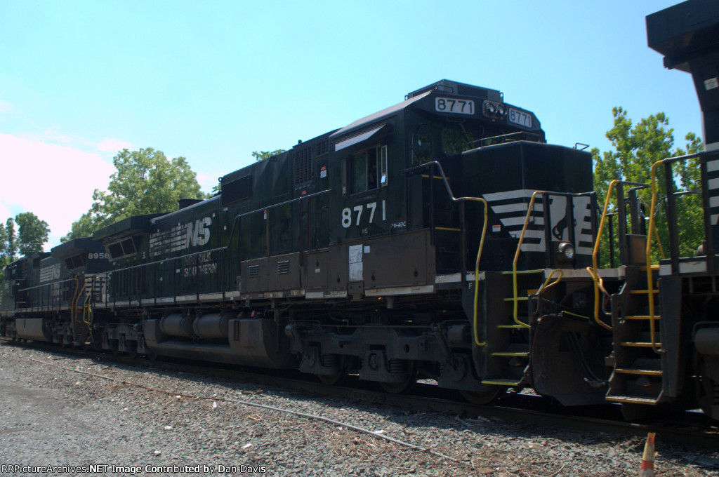 NS D9-40C 8771 trails on 211